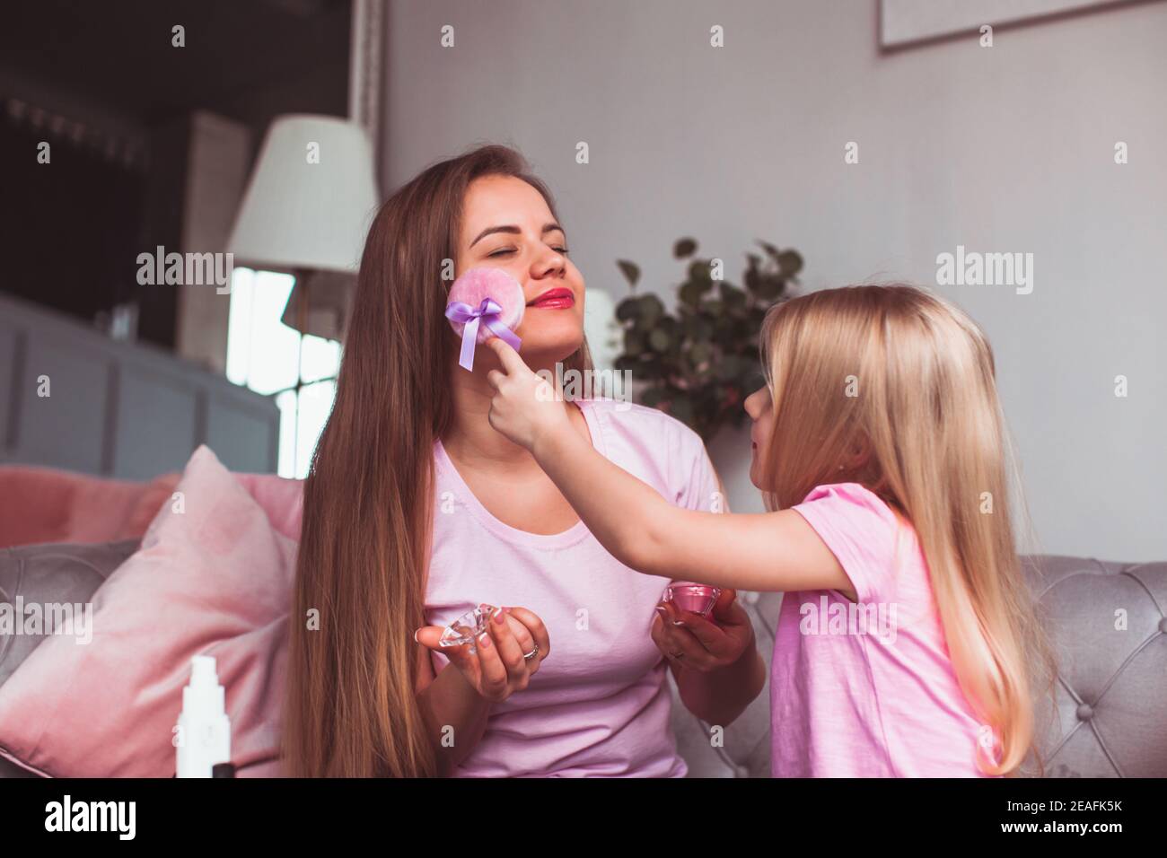 Mom daughter beauty salon hi-res stock photography and images - Alamy