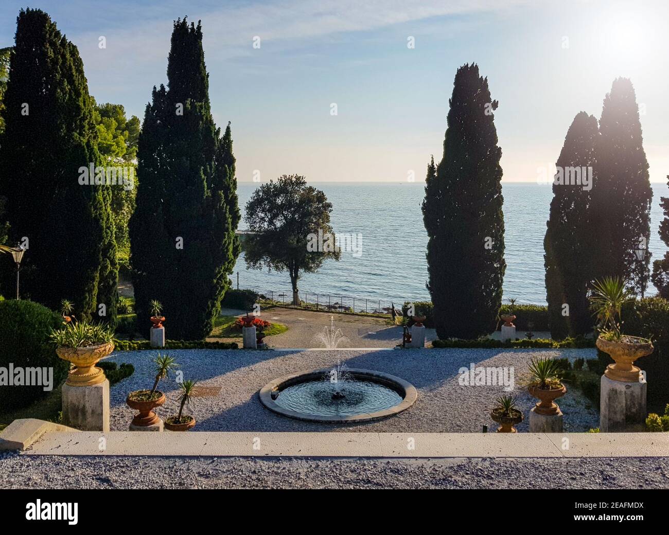 Fountain under tall trees hi-res stock photography and images - Alamy