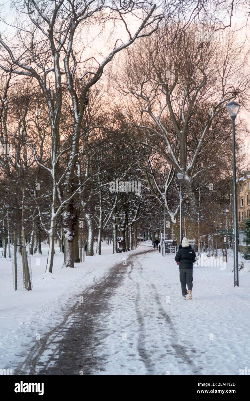 Edinburgh winter snow scene hi-res stock photography and images - Alamy