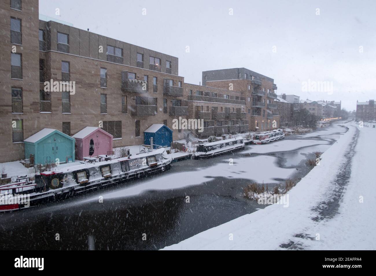 Covered barges hi-res stock photography and images - Alamy