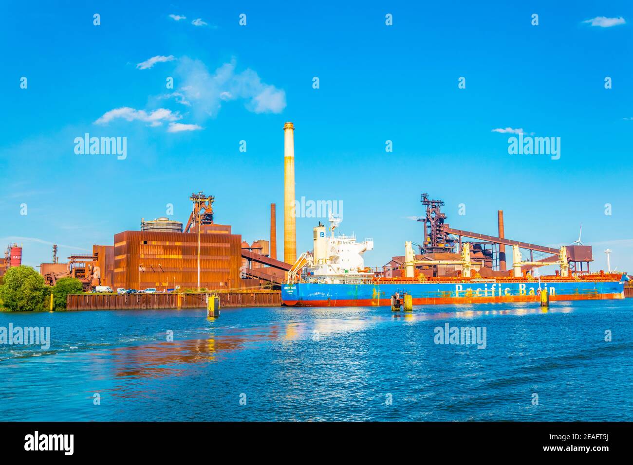 Weser river port bremen industrial hi-res stock photography and images ...