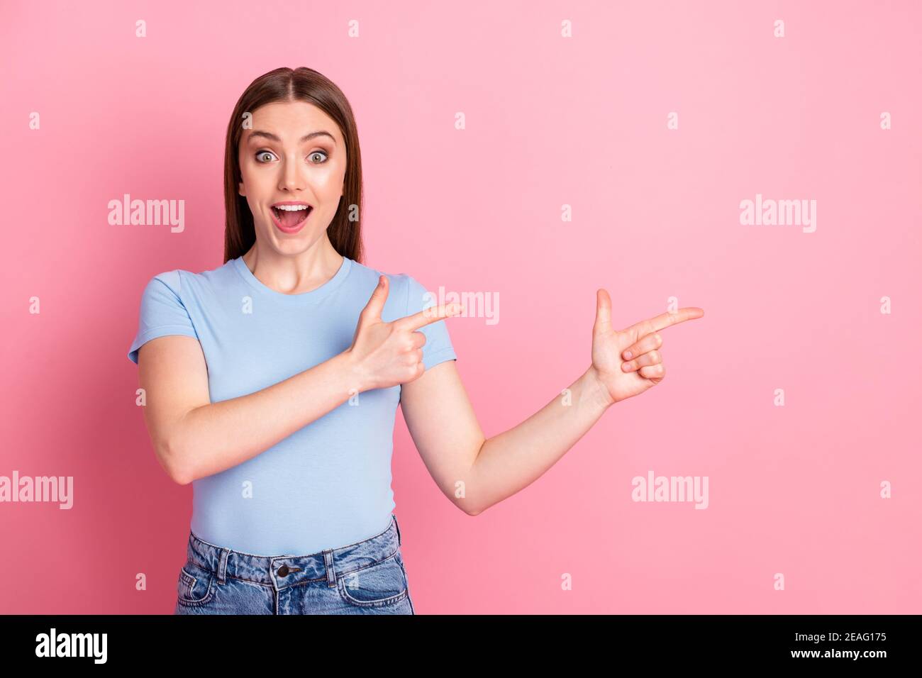 Photo portrait of screaming girl pointing two fingers to side isolated ...