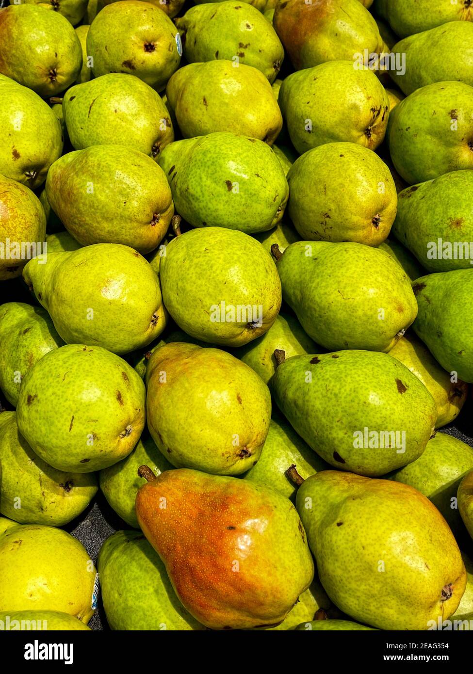 A display of bright green pears at a market Stock Photo - Alamy