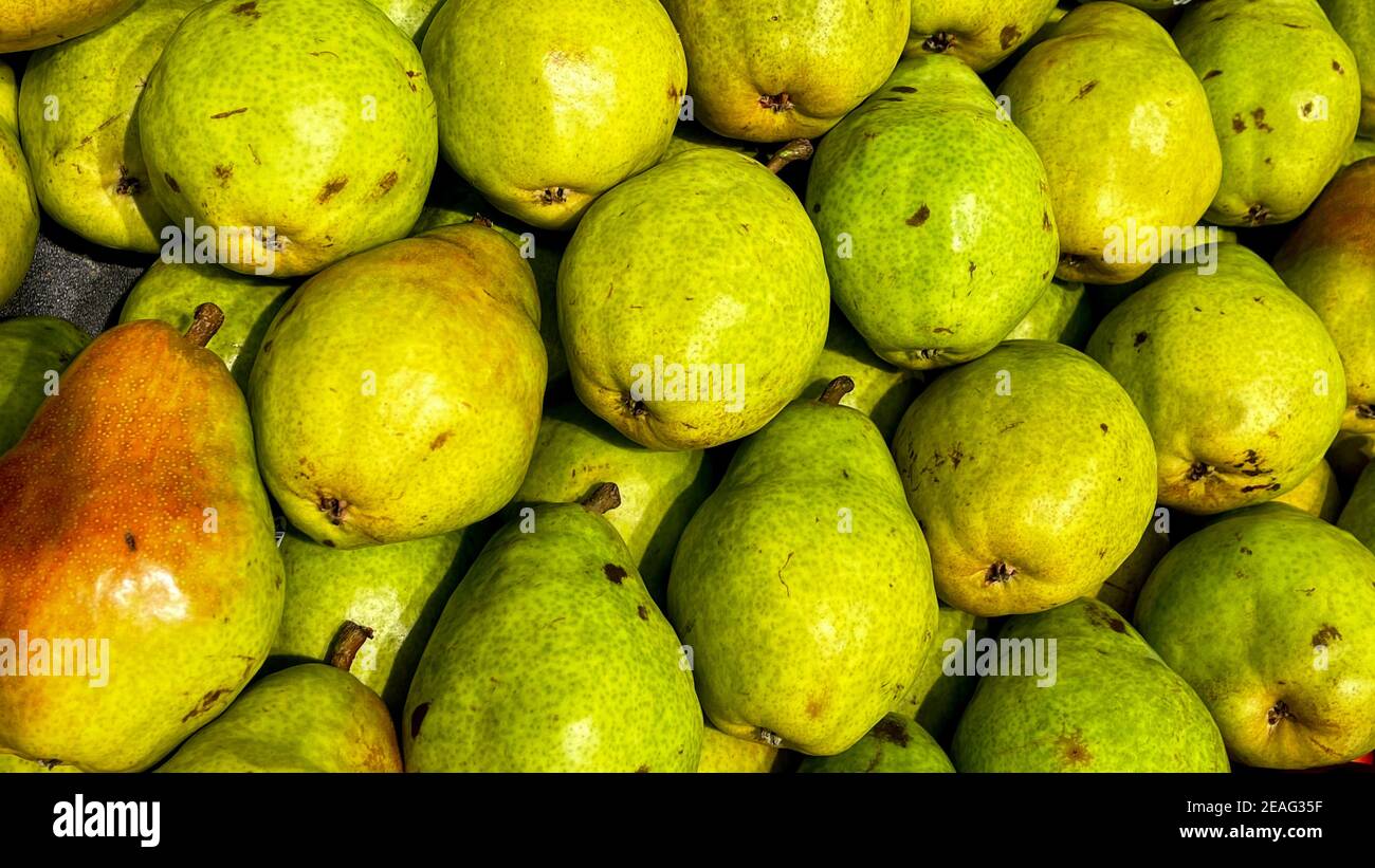 A display of bright green pears at a market Stock Photo - Alamy