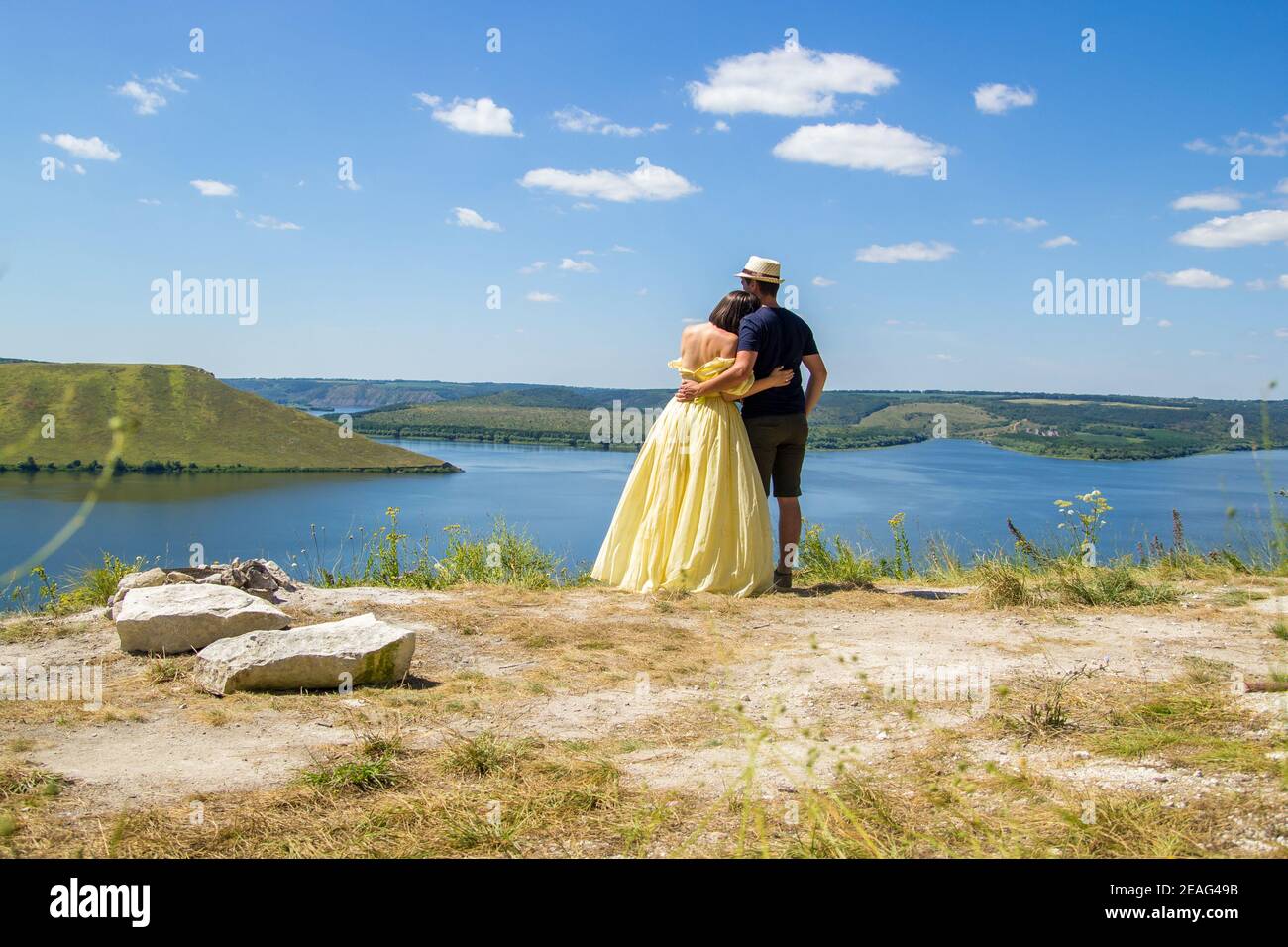 Couple embracing cliff hi-res stock photography and images - Alamy