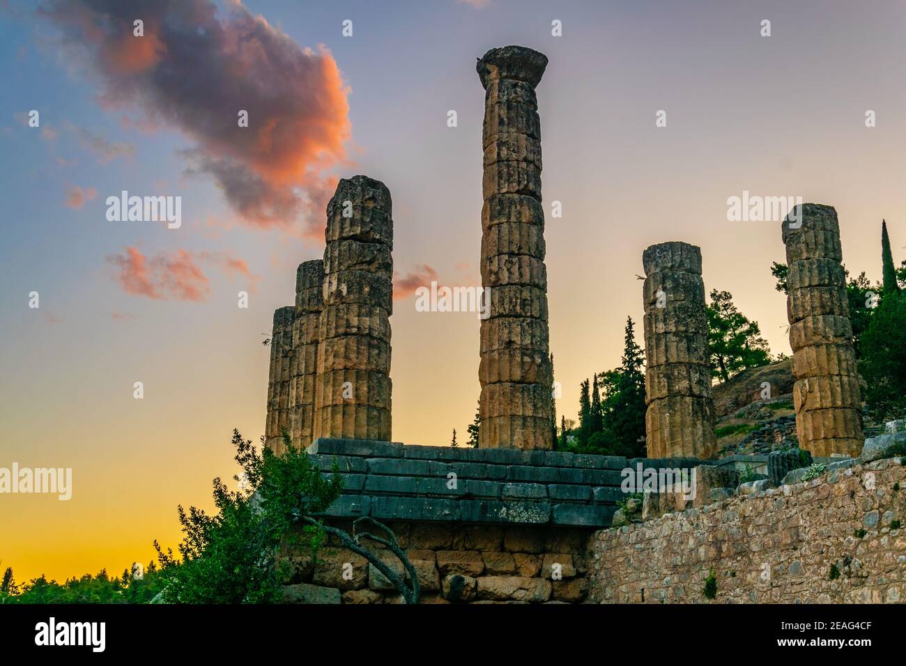 Sunset view of ruins of temple of Apollo at ancient Delphi, Greece ...