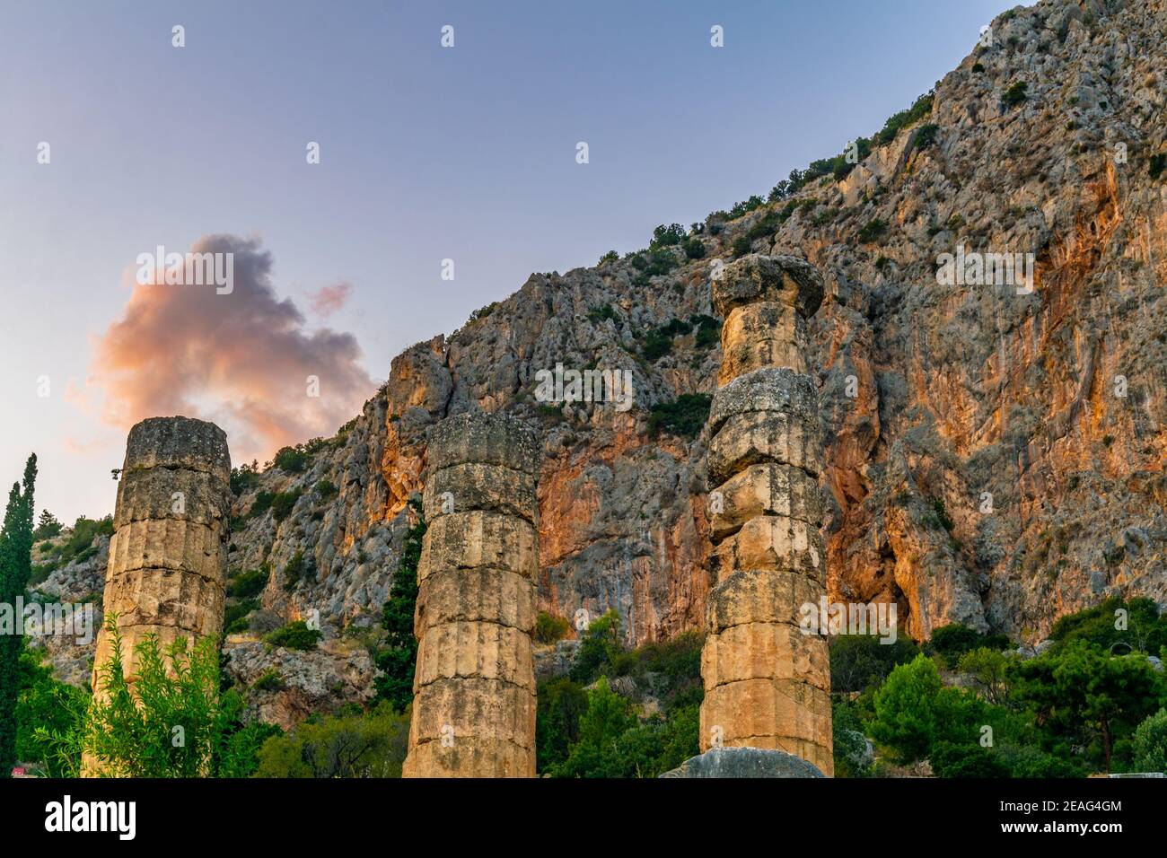 Sunset view of ruins of temple of Apollo at ancient Delphi, Greece ...
