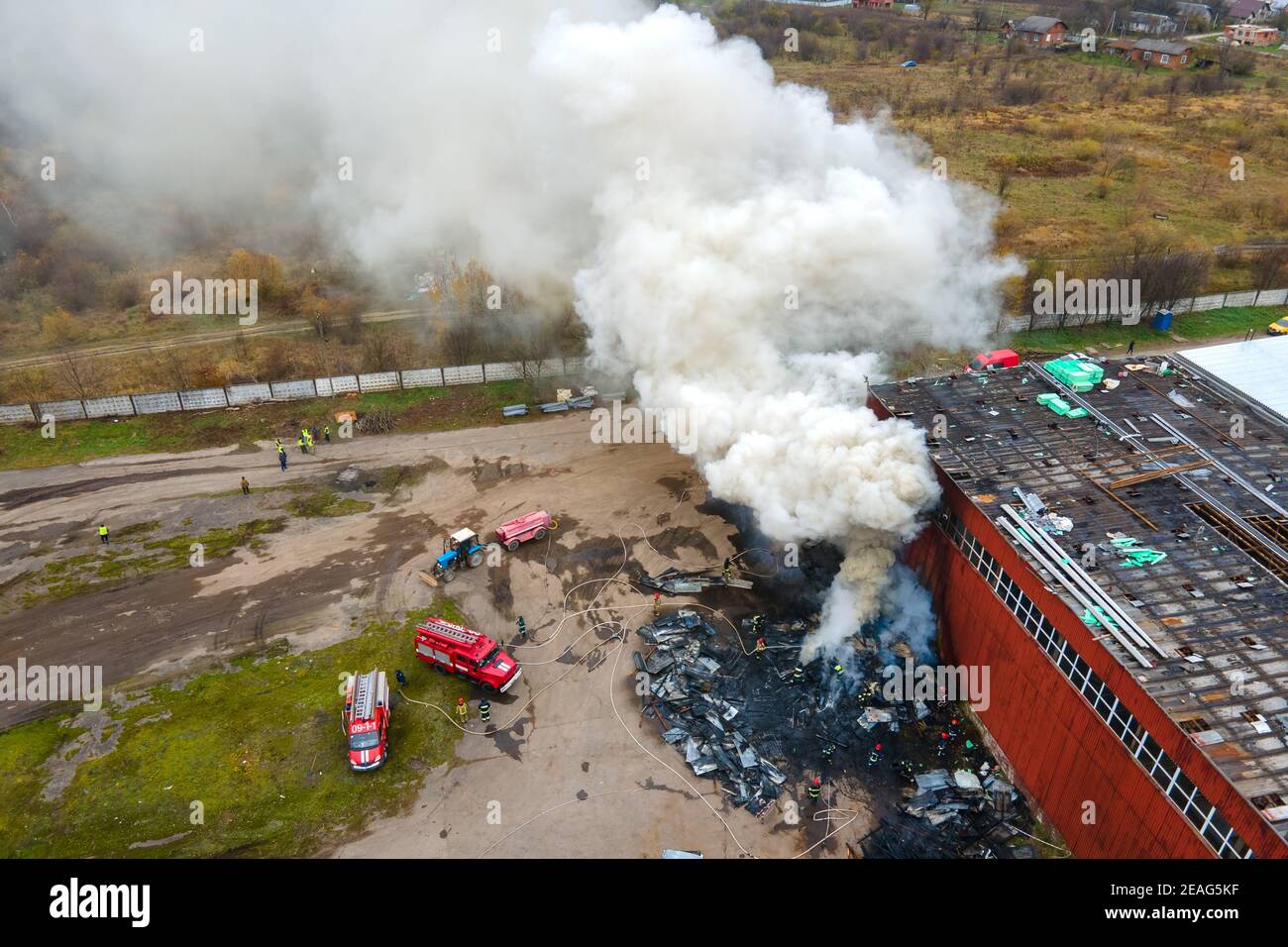 People fighting in warehouse hi-res stock photography and images - Alamy