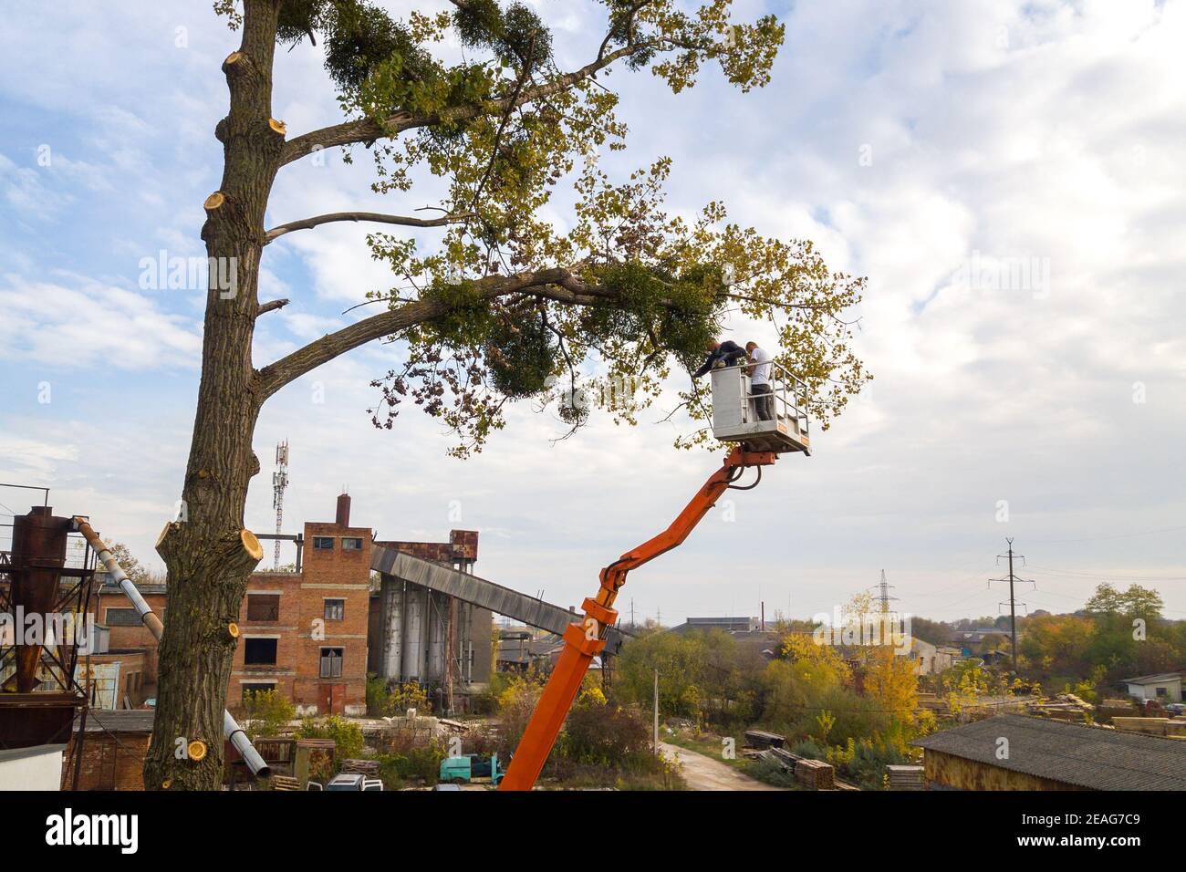 Two man bucket work platform hi-res stock photography and images - Alamy