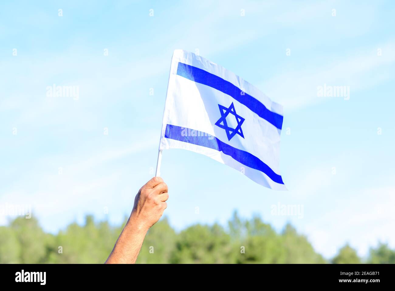 Holding israeli flag hi-res stock photography and images - Alamy