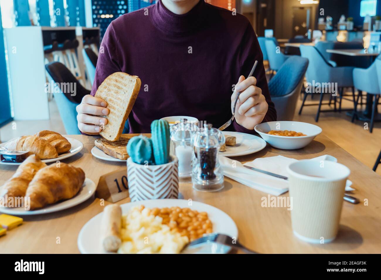 Man eating english breakfast hi-res stock photography and images - Alamy