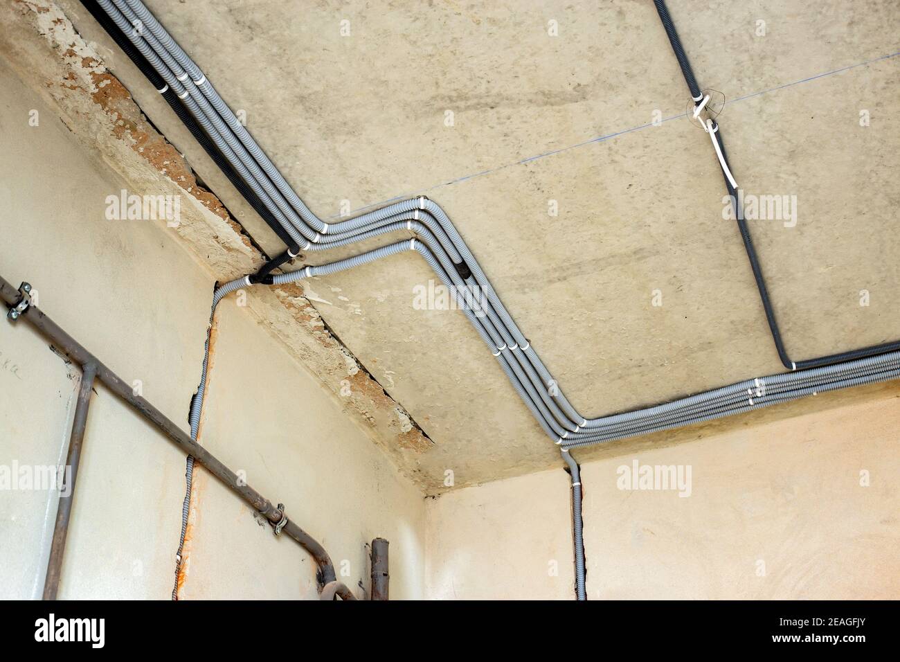 Electricity cables hanging on construction hi-res stock photography and ...