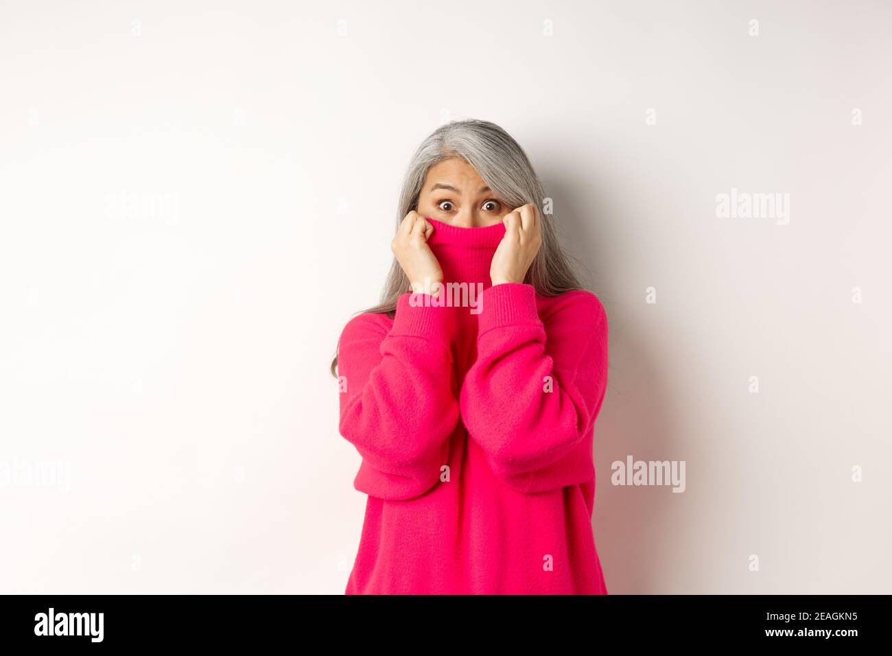Old lady peeking hi-res stock photography and images - Alamy