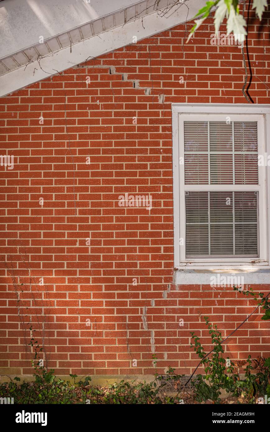 Bad house foundation hi-res stock photography and images - Alamy