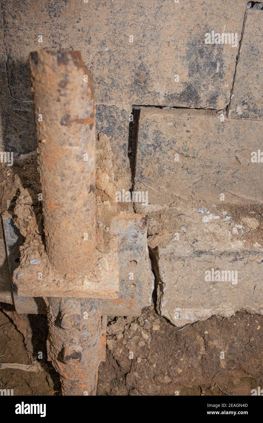 Unstable walls hi-res stock photography and images - Alamy