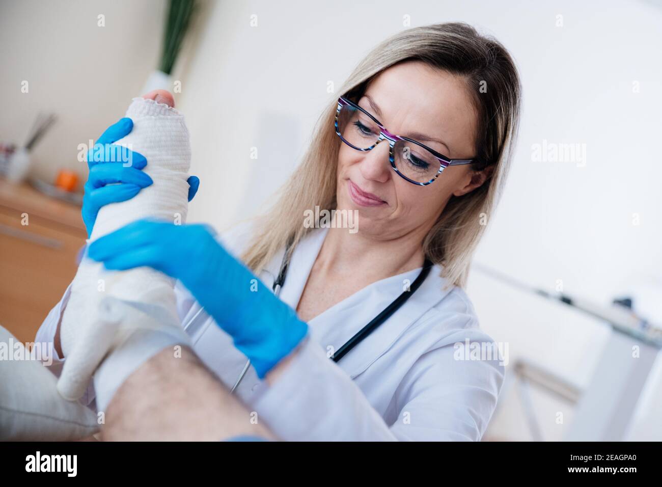 Broken bone nurse hi-res stock photography and images - Alamy