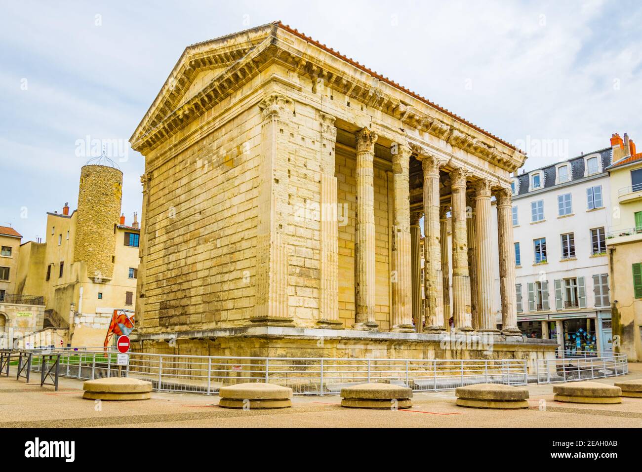 Vienne ancient roman temple hi-res stock photography and images - Alamy