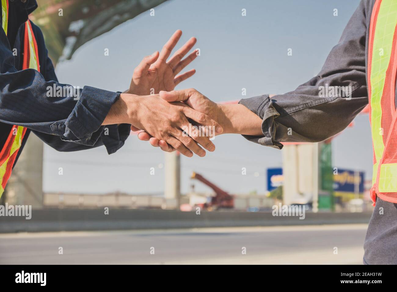 Contractors shake hi-res stock photography and images - Alamy