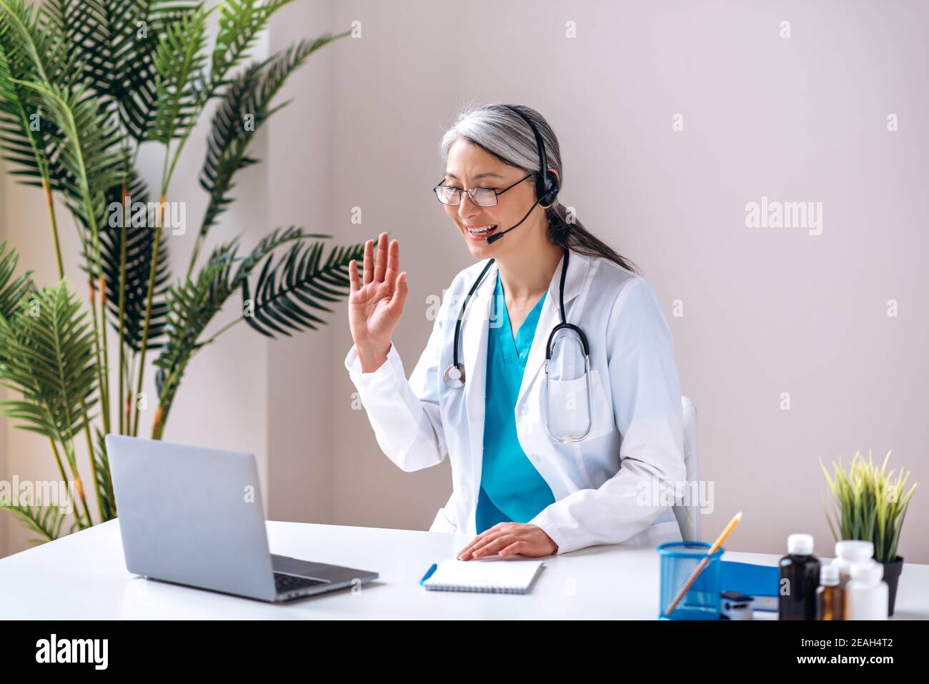 Hospital patient headphones hi-res stock photography and images - Alamy