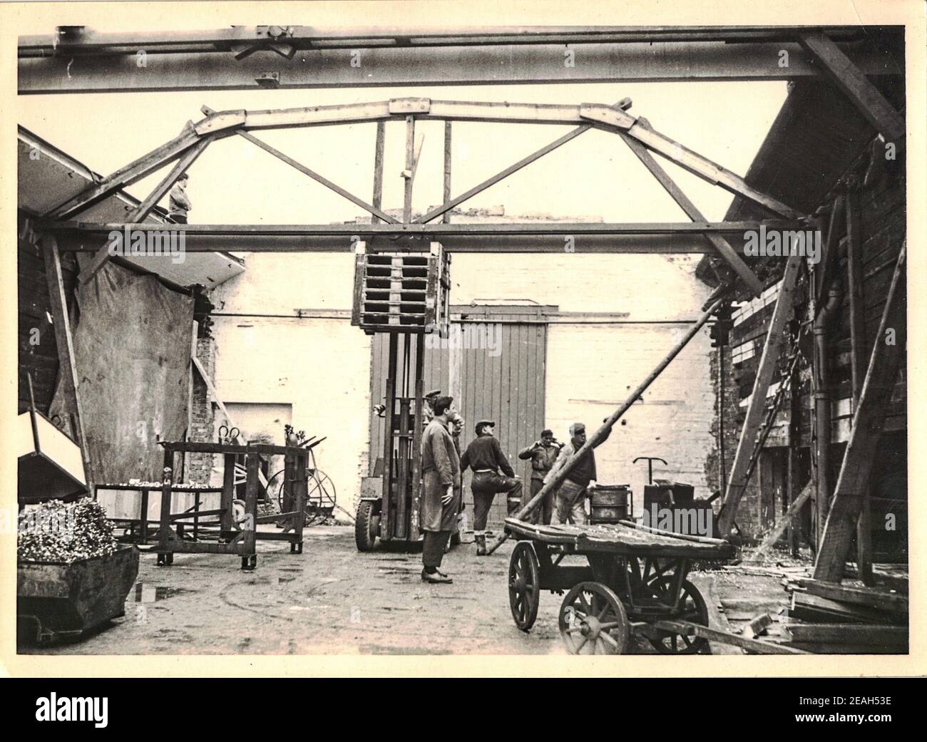 Factory exterior 1950s hi-res stock photography and images - Alamy