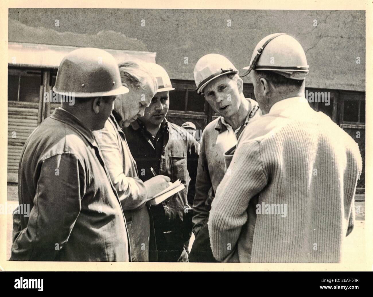 FRAUREUTH, EAST GERMANY - MAY 21, 1965: Retro photo shows construction ...