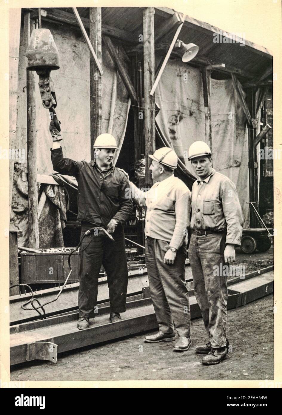 FRAUREUTH, EAST GERMANY - MAY 21, 1965: Retro photo shows construction ...