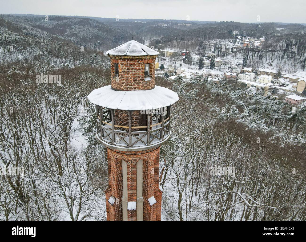 Bad Freienwalde, Germany. 09th Feb, 2021. On the wintry Galgenberg ...