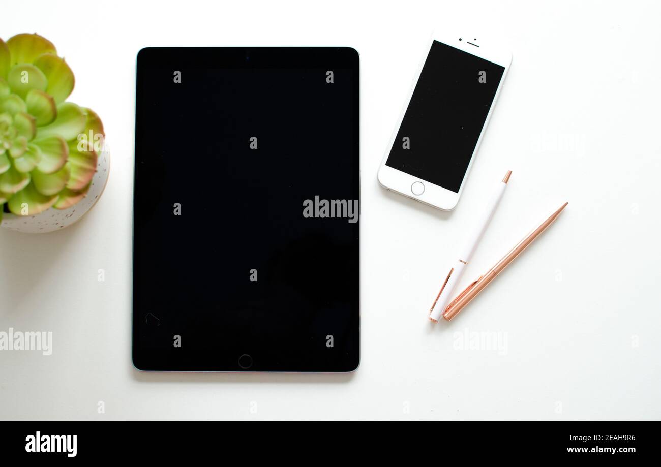 Gold phone hi-res stock photography and images - Alamy