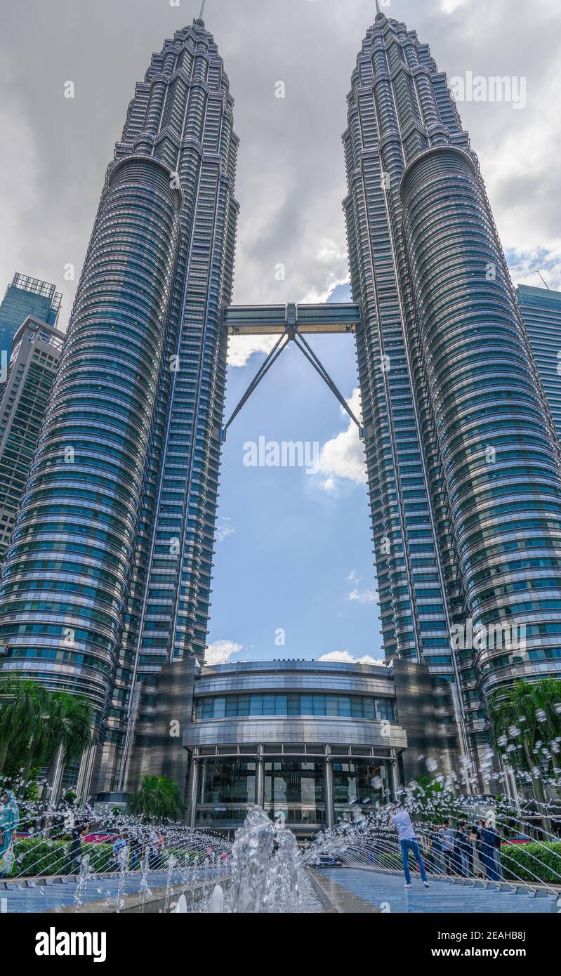 looking up at the Petronas Twin Towers from the ground Stock Photo - Alamy