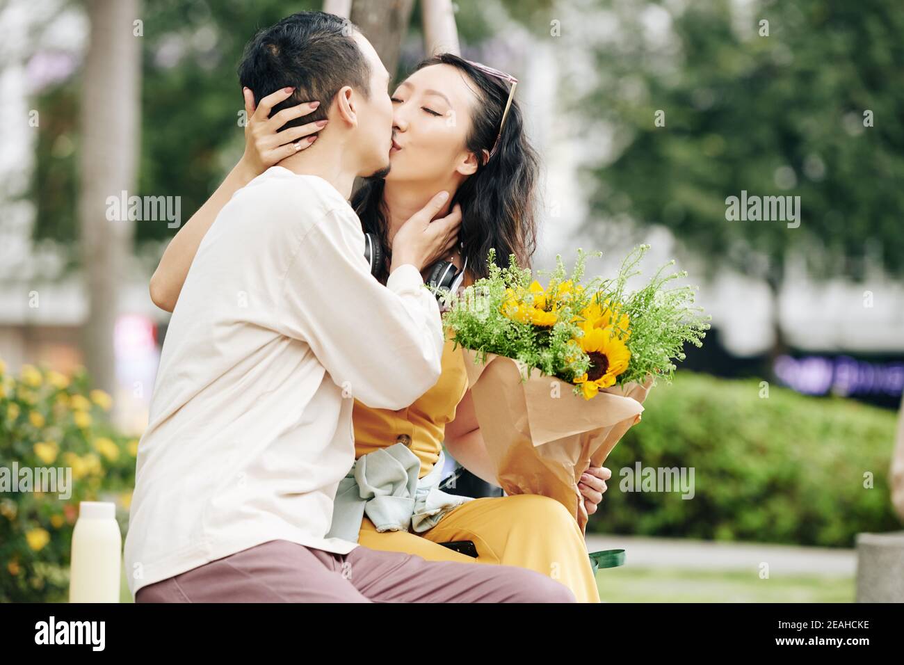 Chinese couple kissing hi-res stock photography and images - Alamy