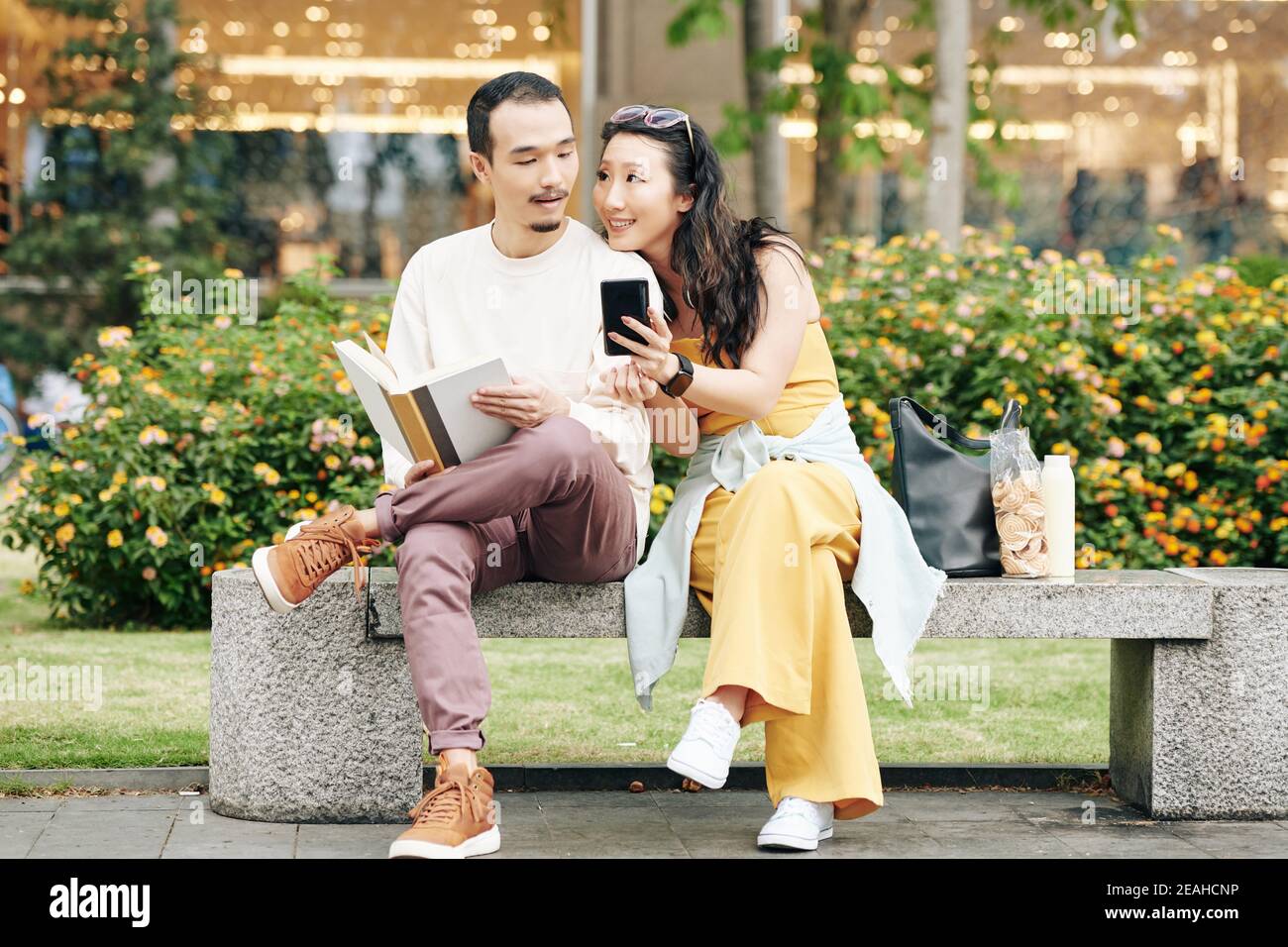 Sitting talking bench media hi-res stock photography and images - Alamy