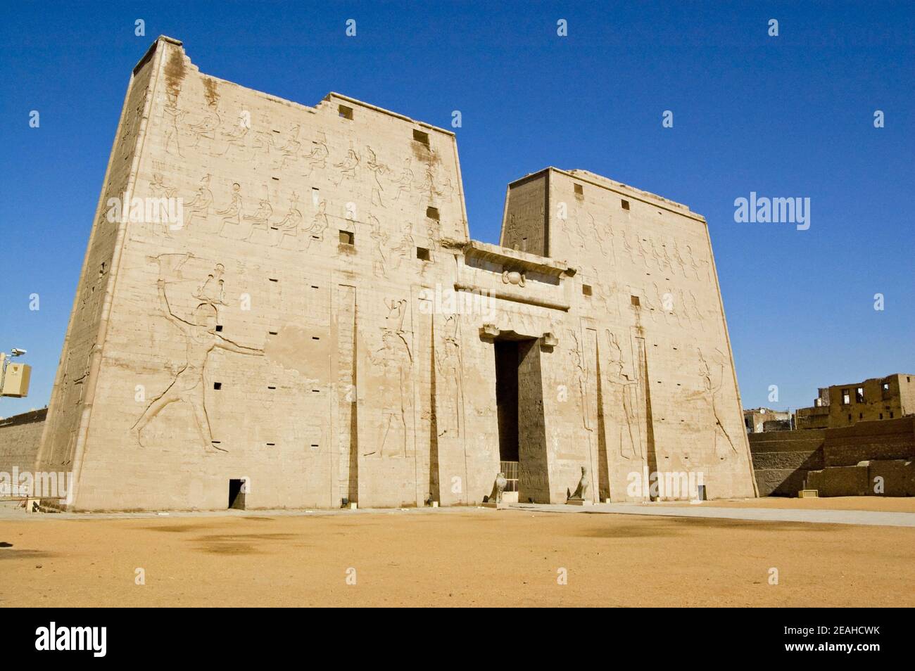 Impressive entrance to the Ancient Egyptian Temple of Horus at Edfu ...