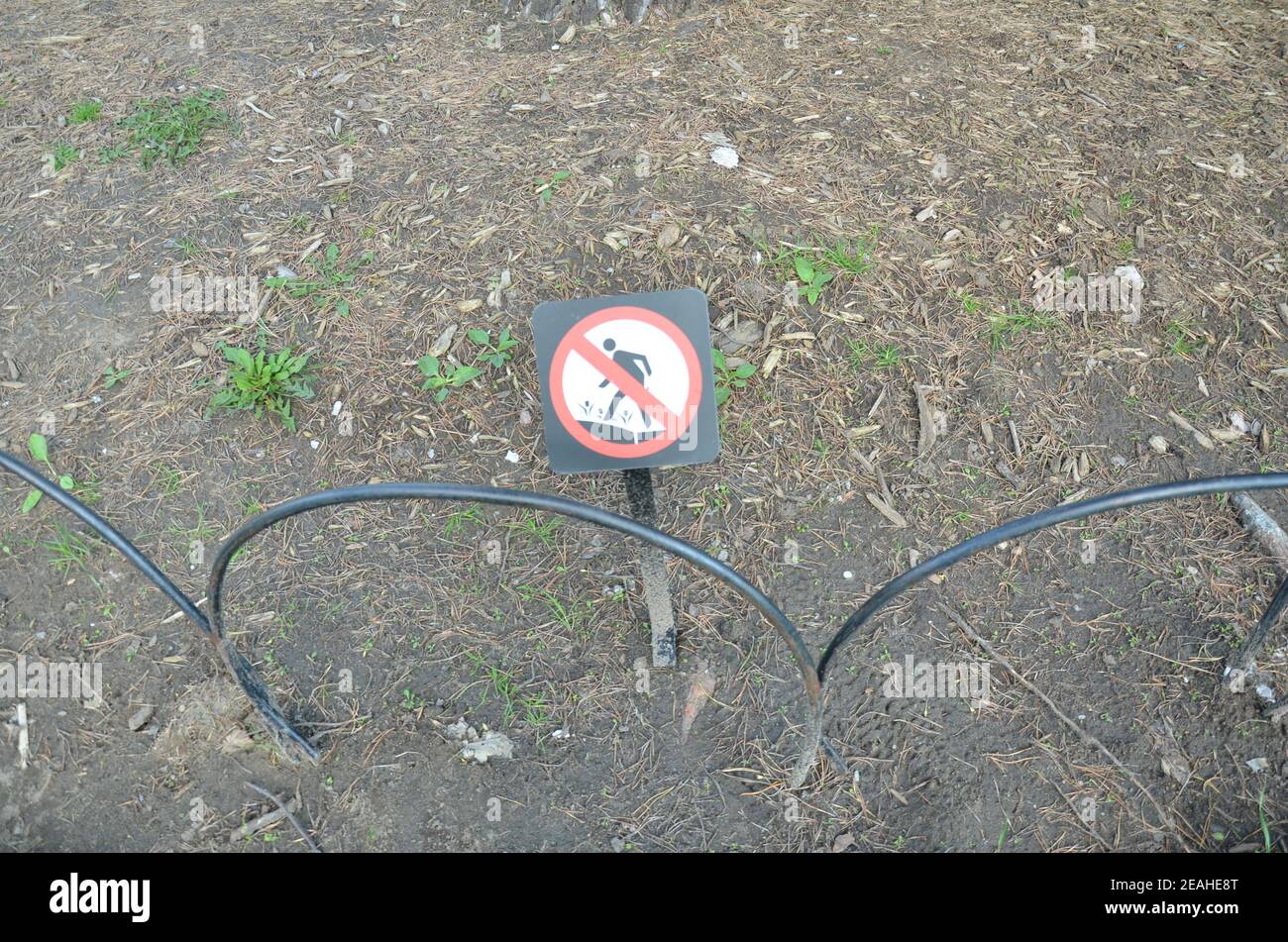 no walking on garden sign and dirt or soil Stock Photo - Alamy