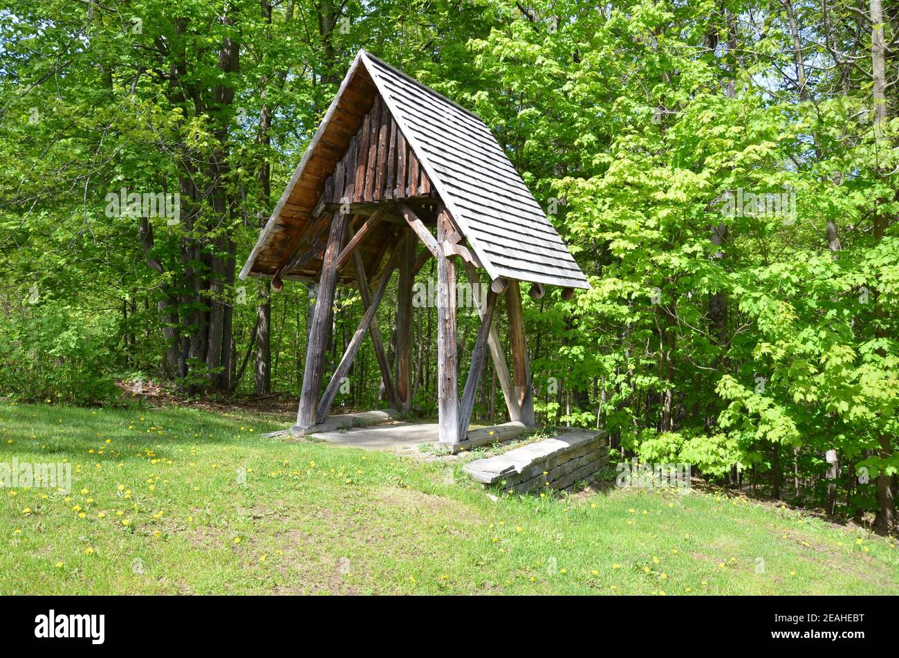 covering or roof for old well and green leaves on trees Stock Photo - Alamy