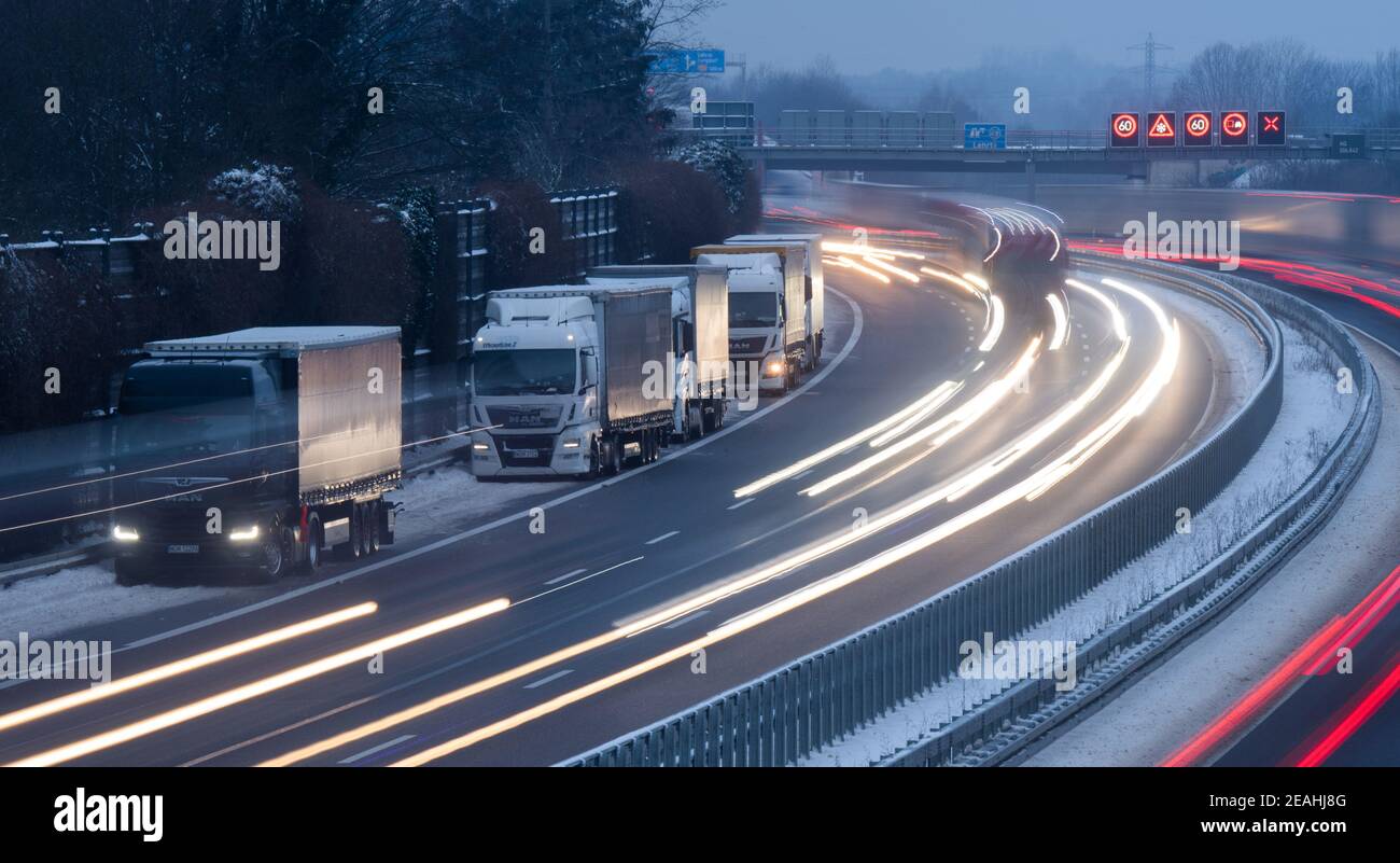 Parked on the hard shoulder hi-res stock photography and images - Alamy