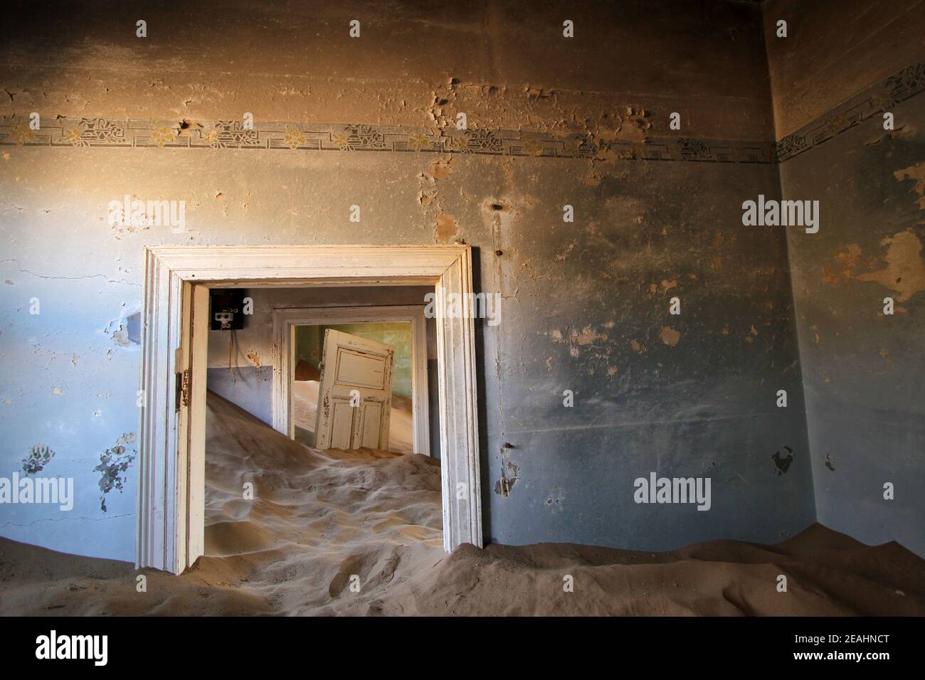 Old abandoned house in desert hi-res stock photography and images - Alamy