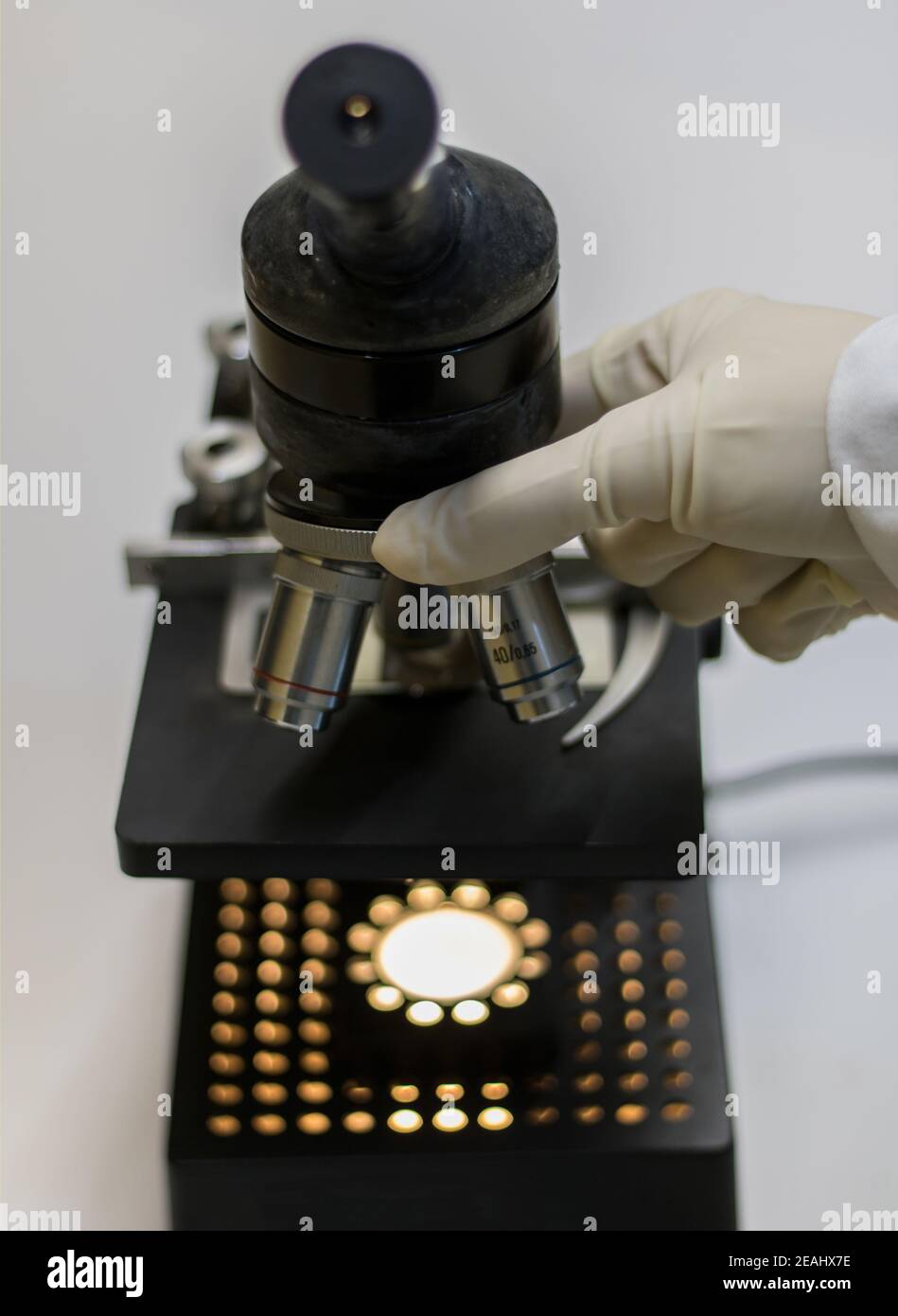 Front of a microscope hi-res stock photography and images - Alamy