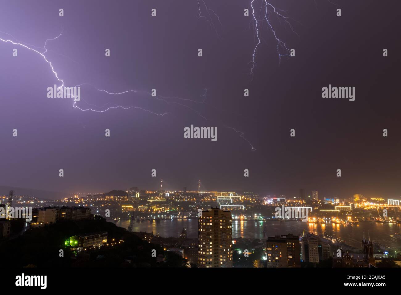 Lightning hitting building hi-res stock photography and images - Alamy