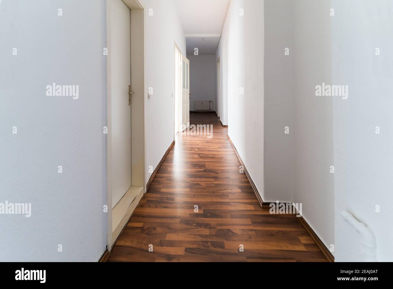 Empty hallway corner hi-res stock photography and images - Alamy
