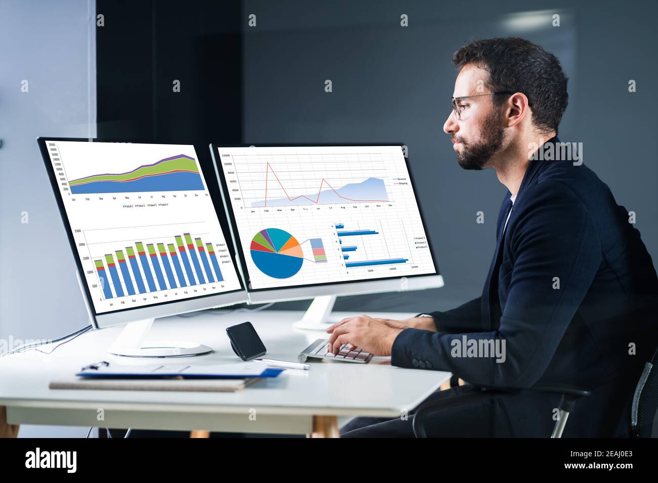 Computer analyst hi-res stock photography and images - Alamy