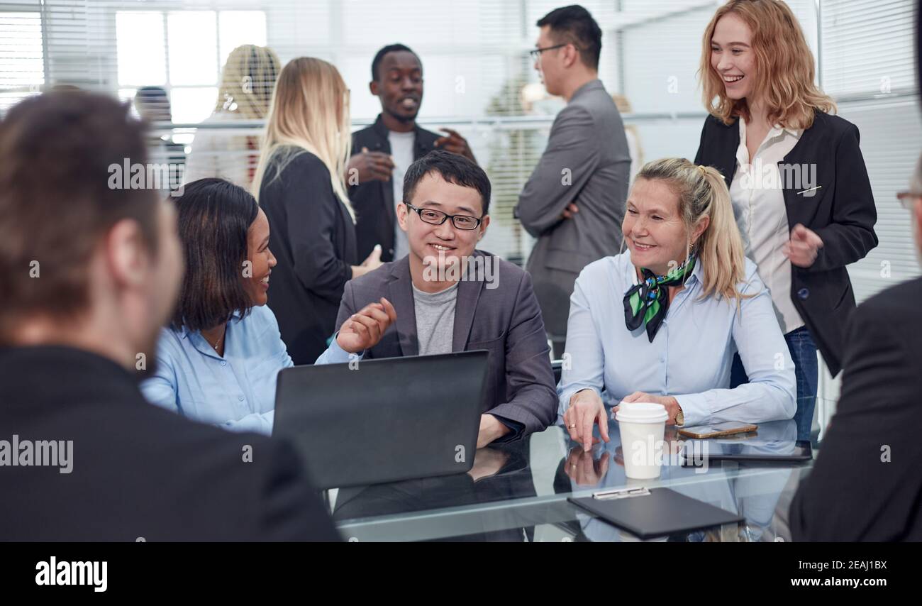 Workteam in office working on desktop computer Stock Photo - Alamy