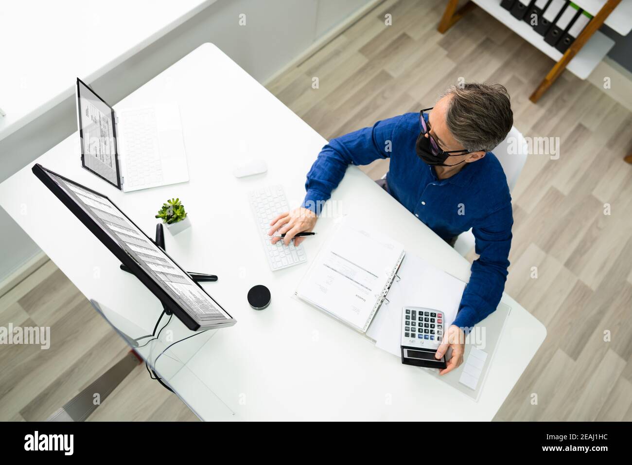 Accountant man workplace hi-res stock photography and images - Alamy