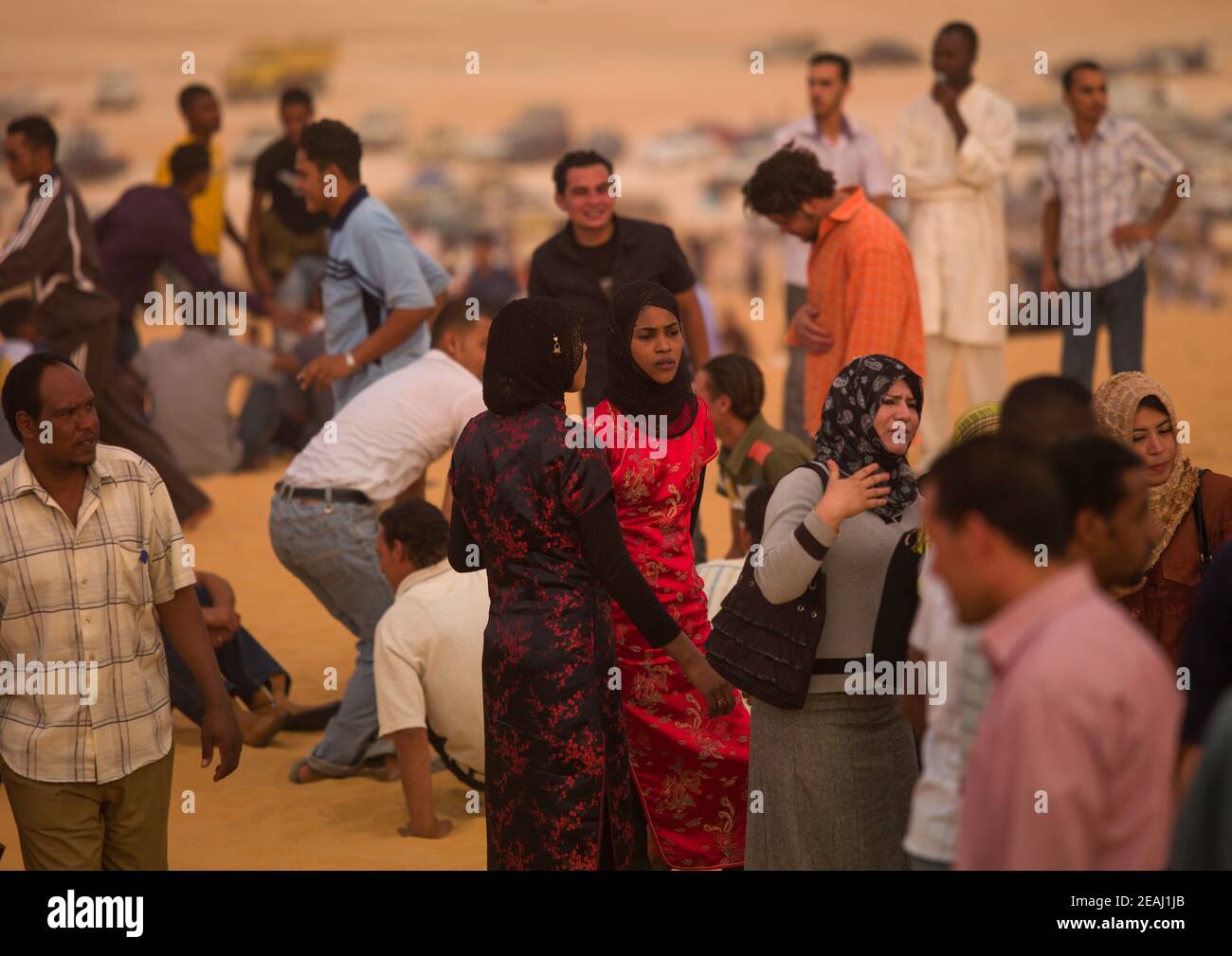People and cars in the desert, Tripolitania, Ghadames, Libya Stock ...