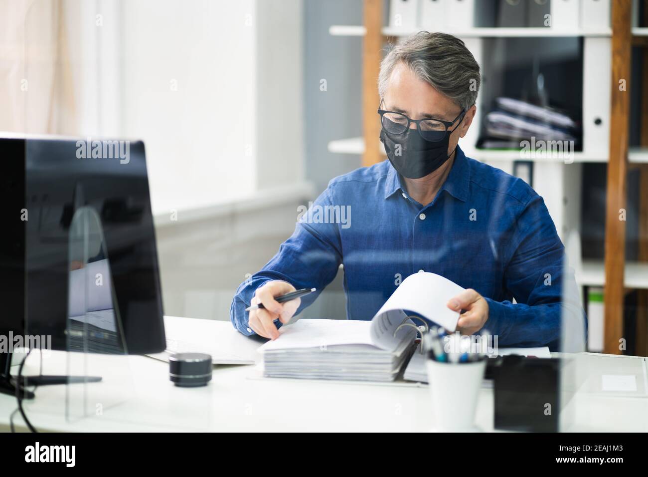 Accountant man workplace hi-res stock photography and images - Alamy