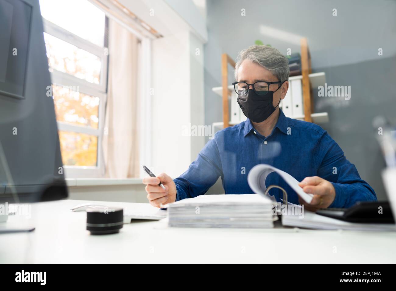 Accountant man hi-res stock photography and images - Alamy