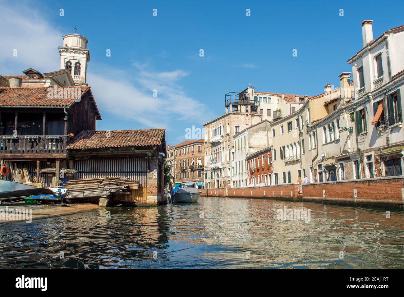 discovery of the city of Venice and its small canals and romantic ...