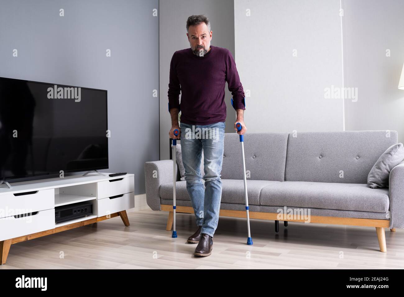 Elderly man crutches hi-res stock photography and images - Alamy