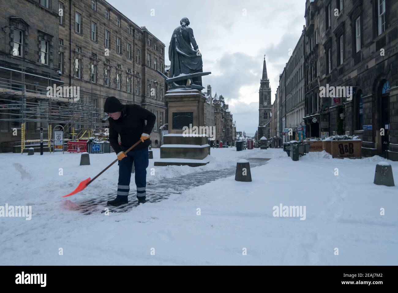 Old man shoveling snow hi-res stock photography and images - Alamy