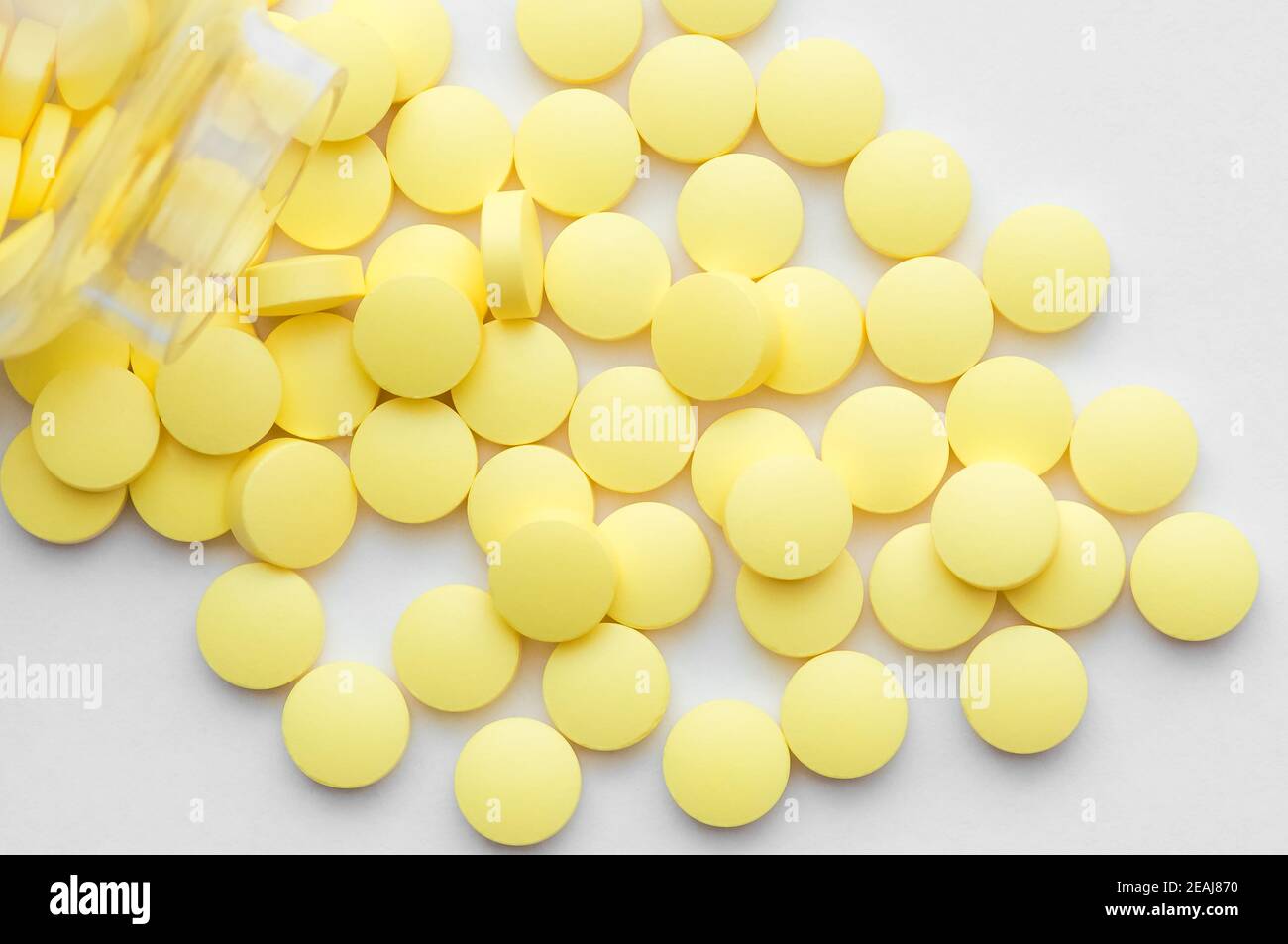 Yellow white pill capsule hi-res stock photography and images - Alamy