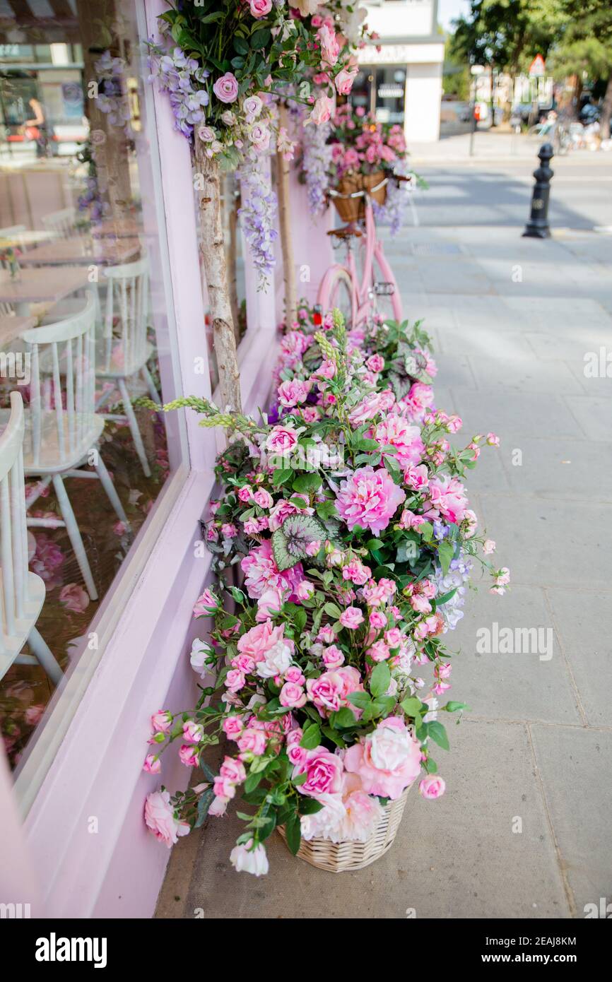 Pink cake shop hi-res stock photography and images - Alamy